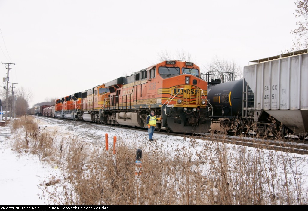 BNSF 5736